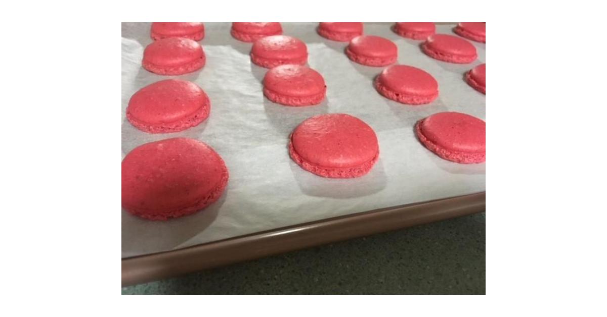 Macarons with White Chocolate and Raspberry Ganache by nadiaturner ...