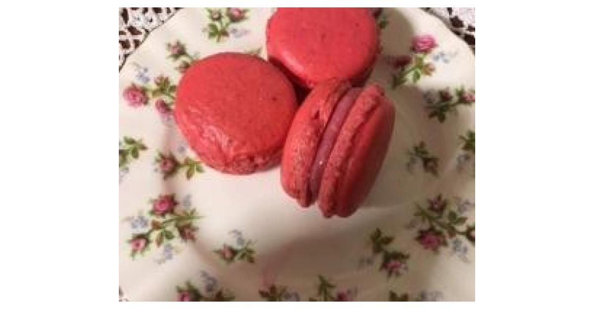 Macarons with White Chocolate and Raspberry Ganache by nadiaturner ...