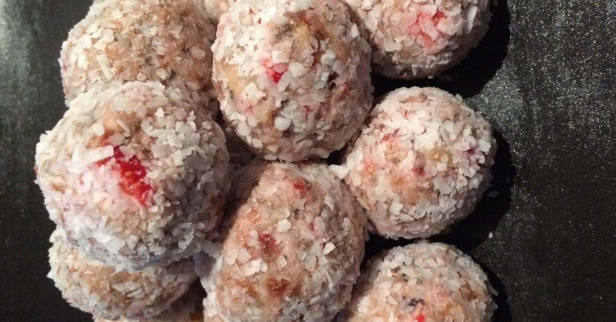 Strawberry Bliss Balls by guest. A Thermomix ® recipe in the category ...