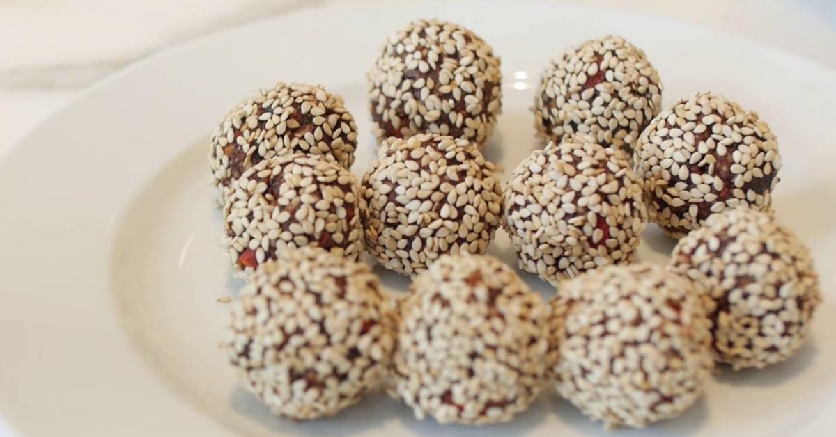 Raw Cacao Prune Balls by Kazzapat. A Thermomix ® recipe in the category ...
